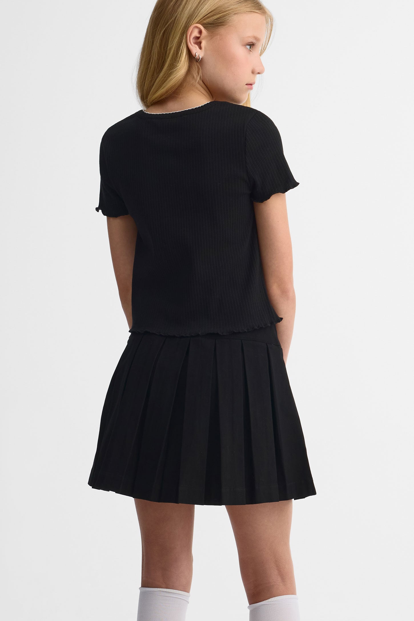 Short pleated skirt - Teenage girl
