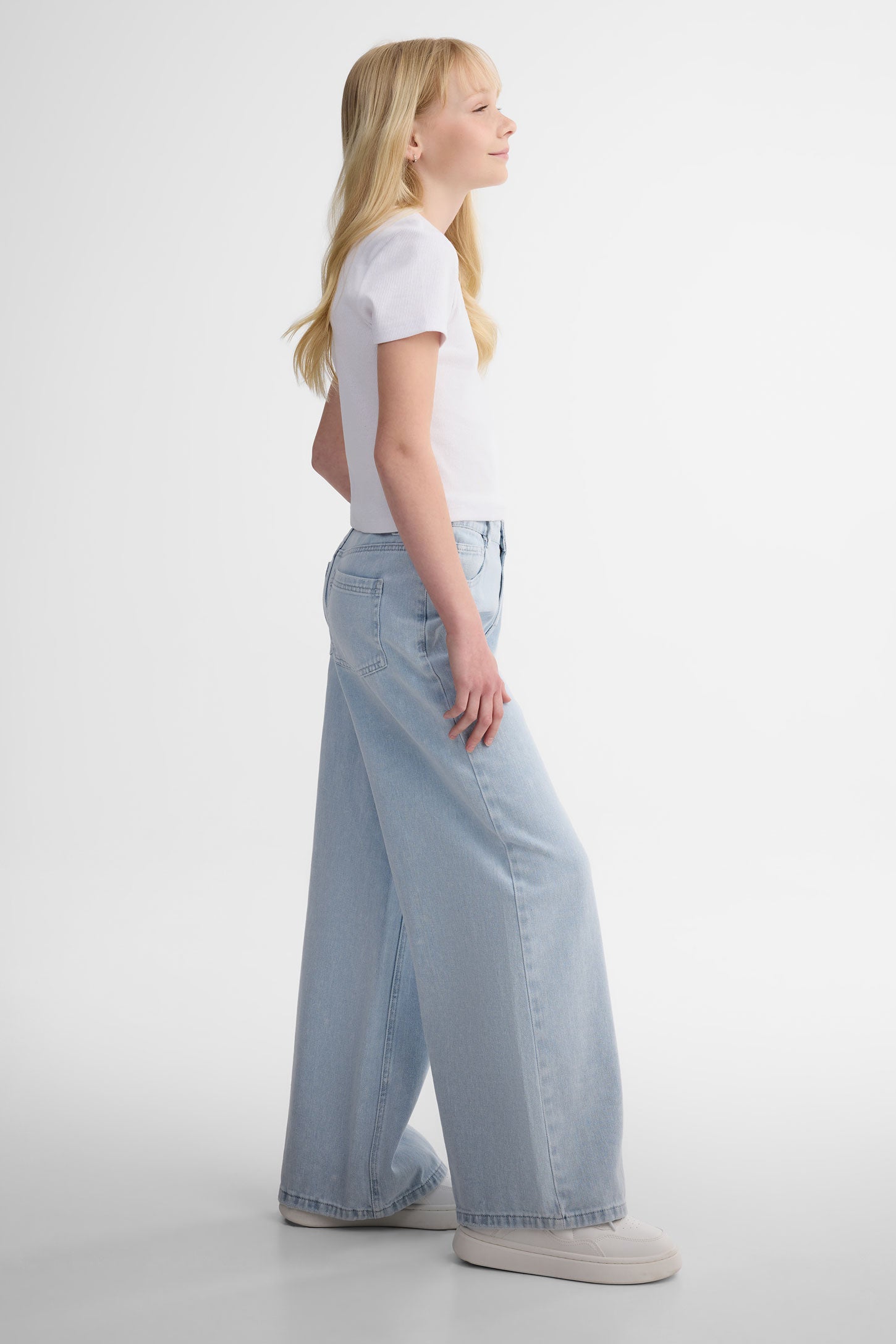 Wide leg jeans - Teenage girl