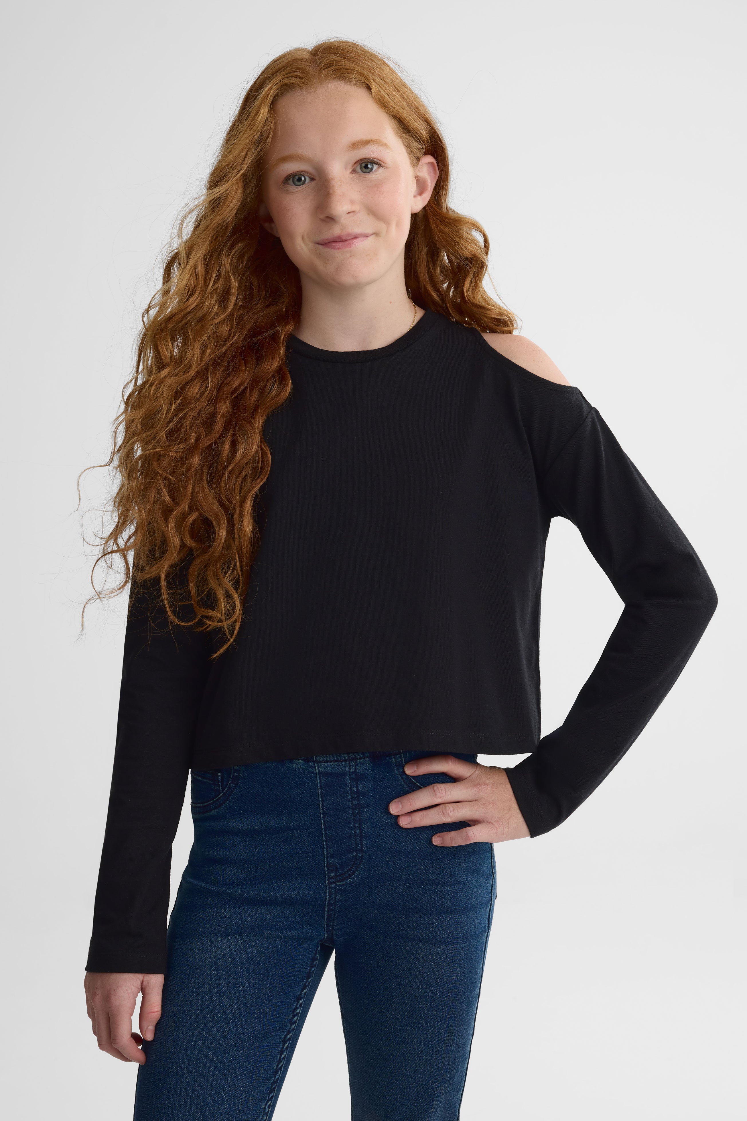 Off-the-shoulder shirt – Teenage girl