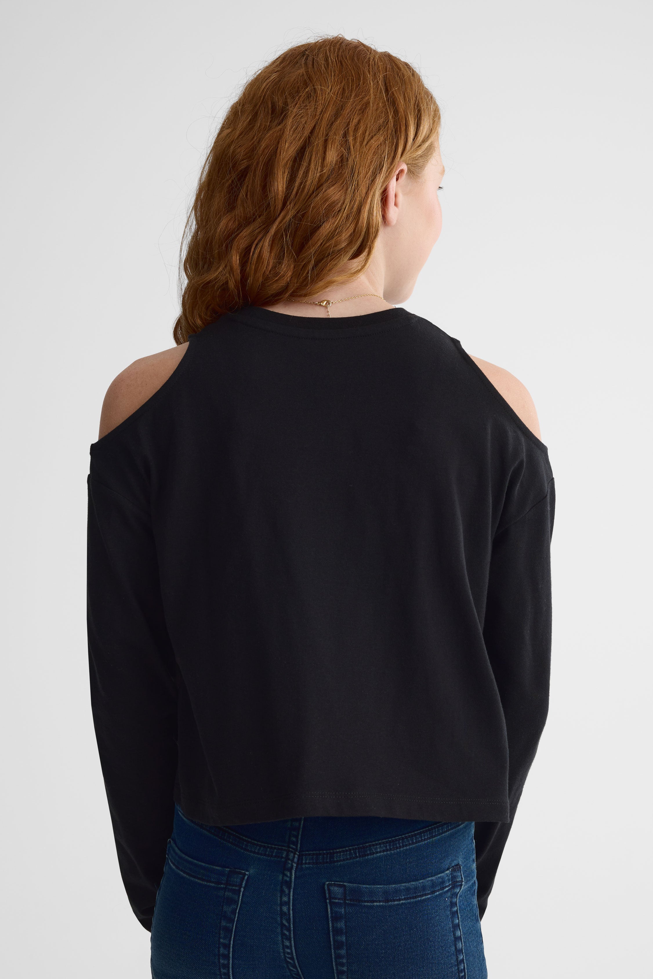 Off-the-shoulder shirt – Teenage girl